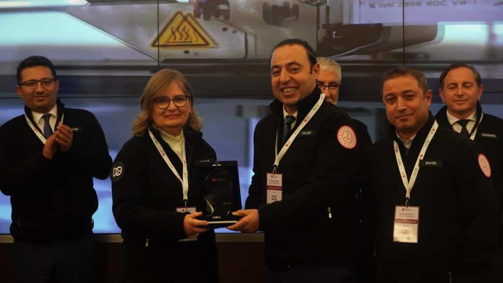 ÖĞRENCİLERİMİZ SAVUNMA SANAYİİ VİZYONER GENÇ ÖDÜL TÖRENİNDE ... ÖĞRENCİLERİMİZ SAVUNMA SANAYİİ VİZYONER GENÇ ÖDÜL TÖRENİNDE ...